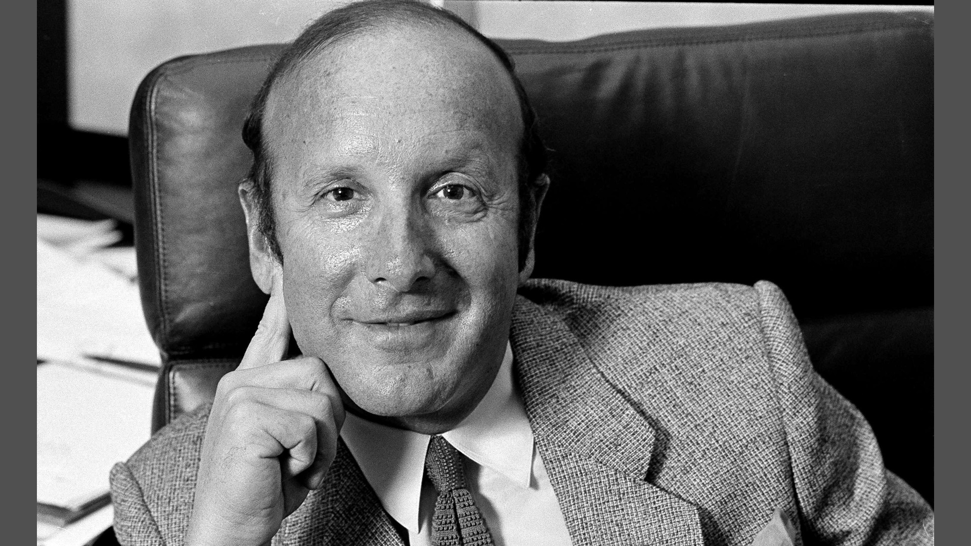 Clive Davis, music industry starmaker, has died at 94 | khou.com