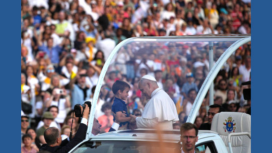 A viral photo of Pope Leo XIV and a Barcelona boy sparked an emotional ...
