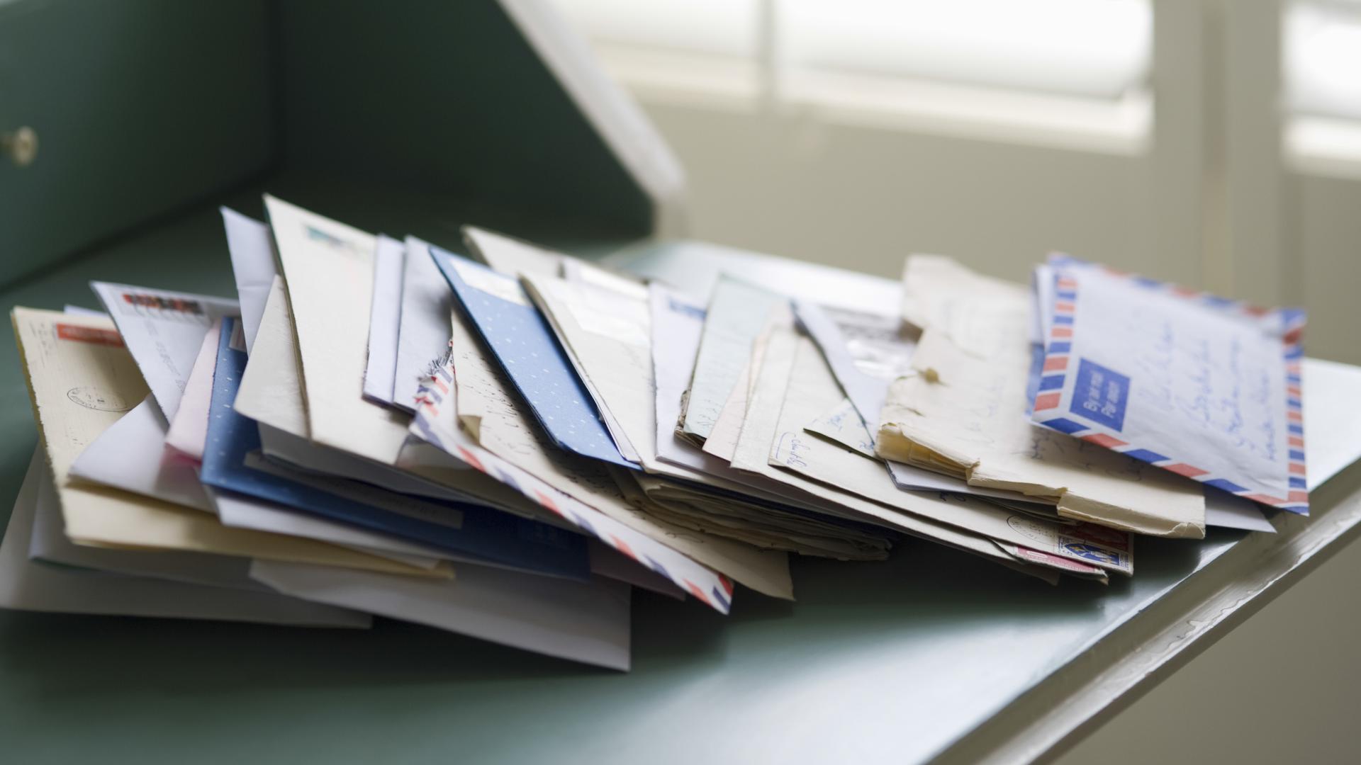 Houston-area residents urged to check accounts after mail theft | khou.com