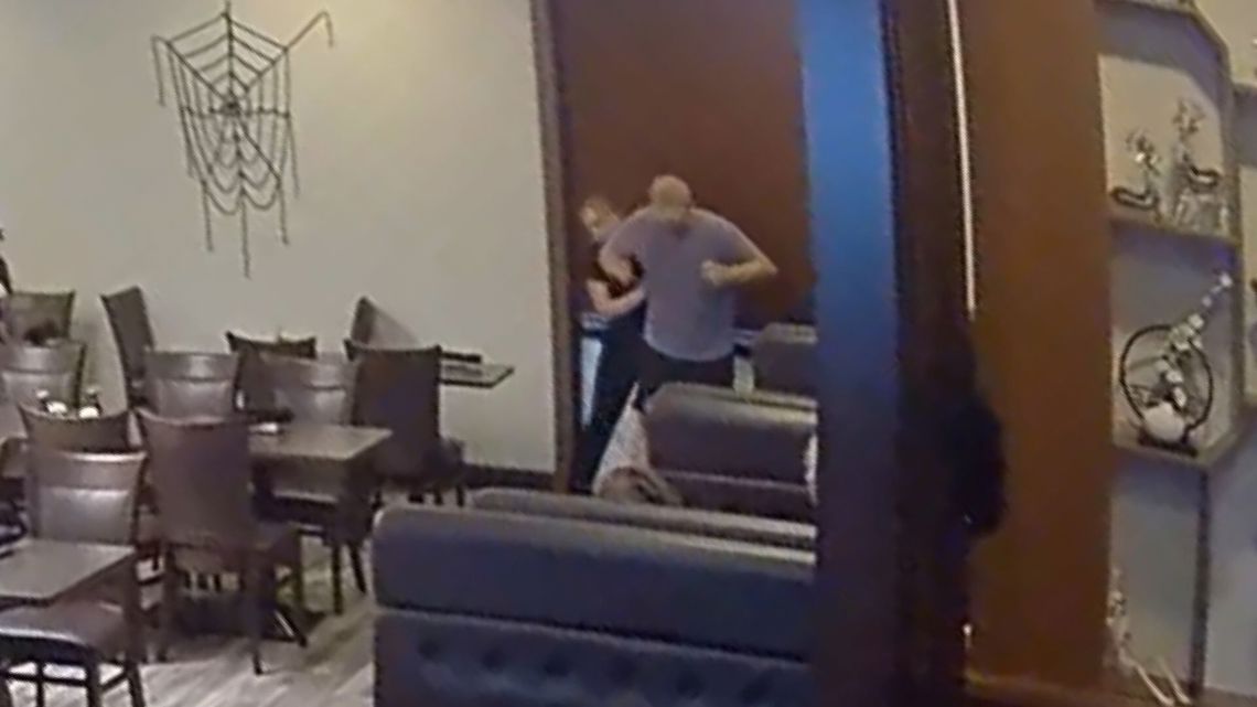 Louisiana server saves choking customer with Heimlich maneuver | khou.com