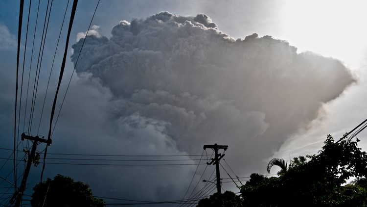 St. Vincent volcano updates: Neighbors open borders to evacuees | khou.com