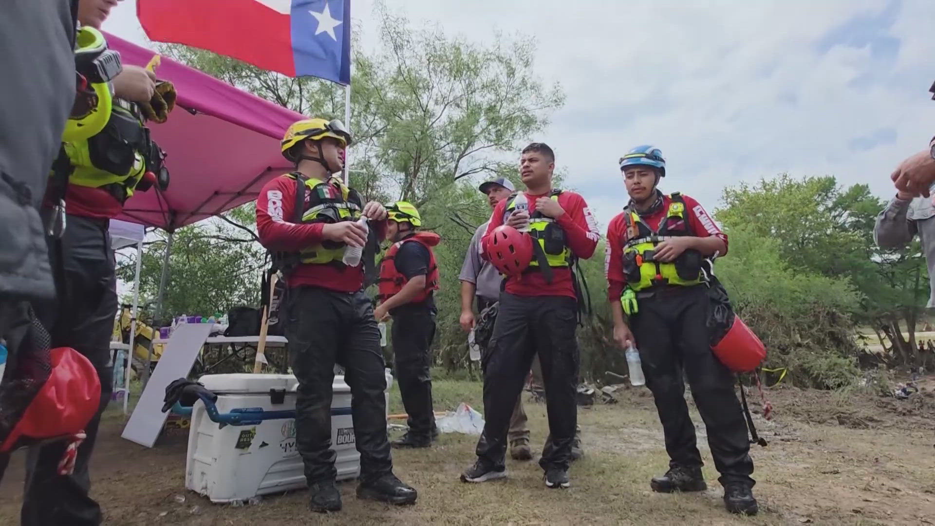 Mexican firefighters help in Texas flood recovery efforts | khou.com