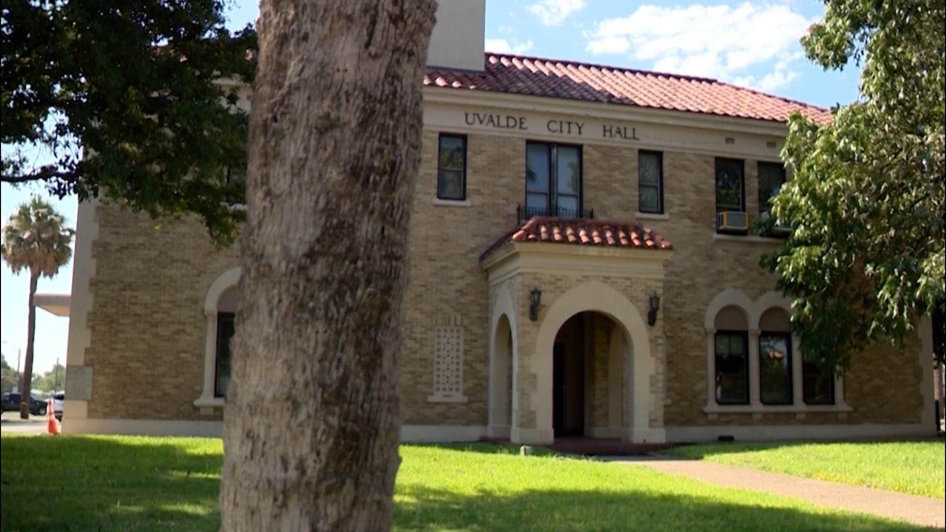 Uvalde families reach settlement with city after Robb Elementary ...