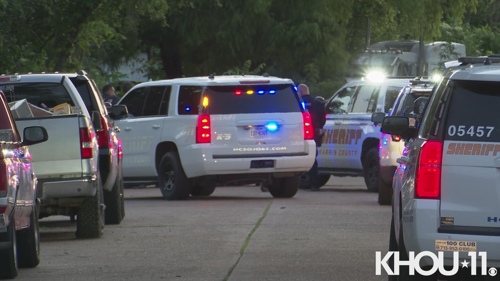 Raw video: HCSO SWAT team responding after suspect barricades self in ...