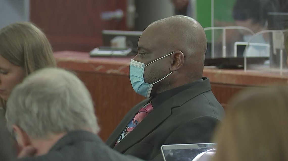 Ex-cop Gerald Goines' attorneys ask judge to throw out indictments ...
