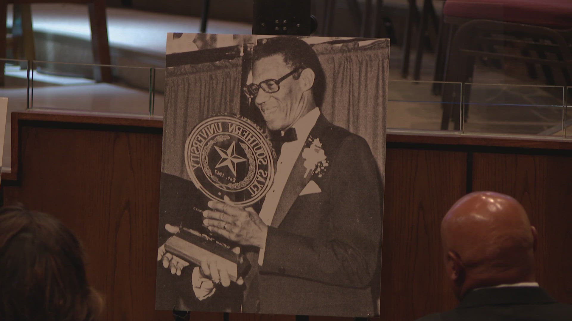 Community pays respects to civil rights icon Rev. Bill Lawson | khou.com