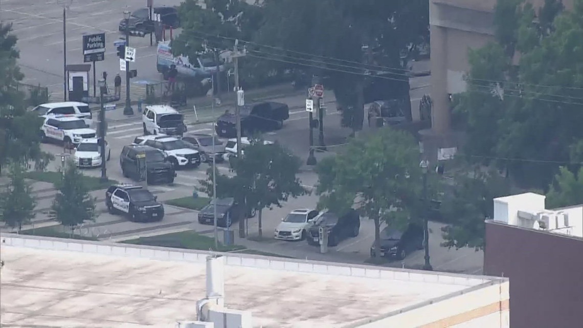 Manhunt underway after inmate reportedly escaped custody, jumped in bayou | khou.com