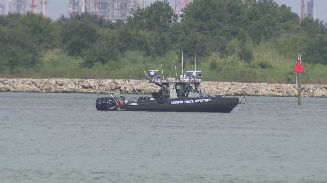 Coast Guard rescues 4 people after tugboat sinks in Houston Ship ...
