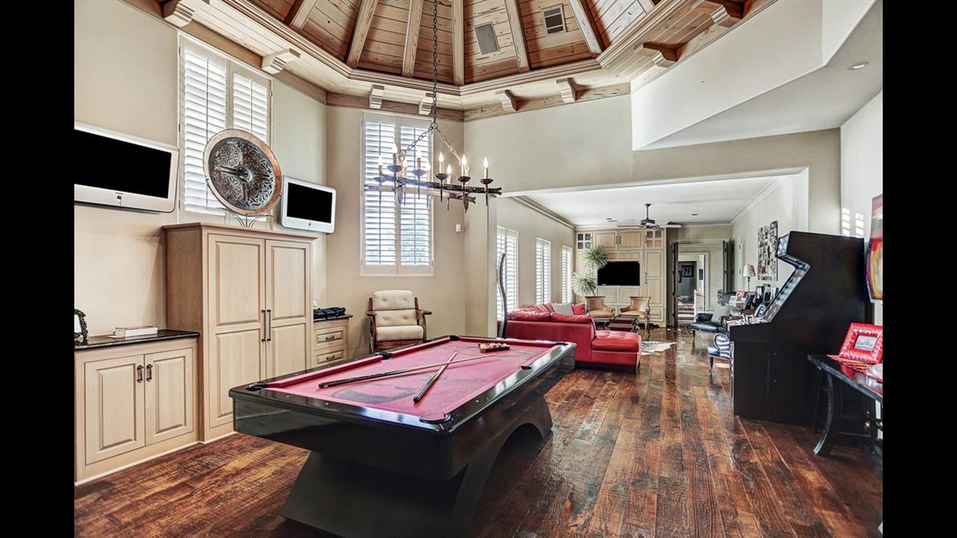 Take a look inside Tracy McGrady's Texas-size mansion | khou.com