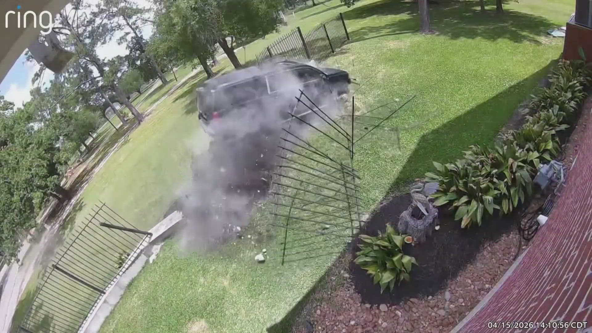 Watch: Baytown suspected drunk driver destroys yard, flees | khou.com