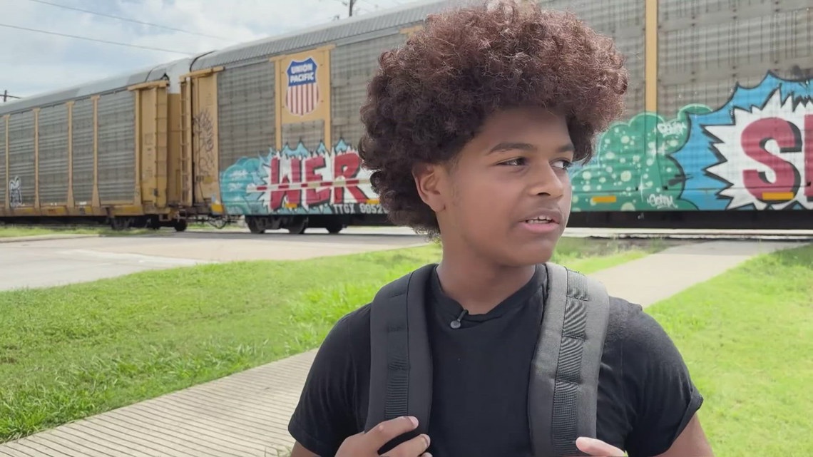 Train tracks post danger to McReynolds Middle School students | khou.com