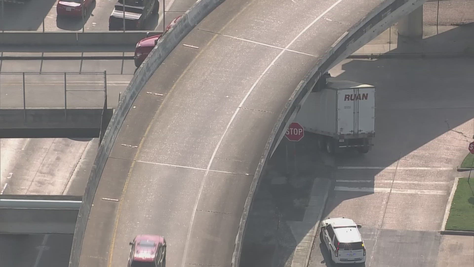 Truck gets stuck at East Freeway intersection | khou.com