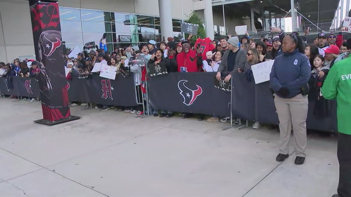 Texans fans gather to send team off to take on Patriots in New England ...