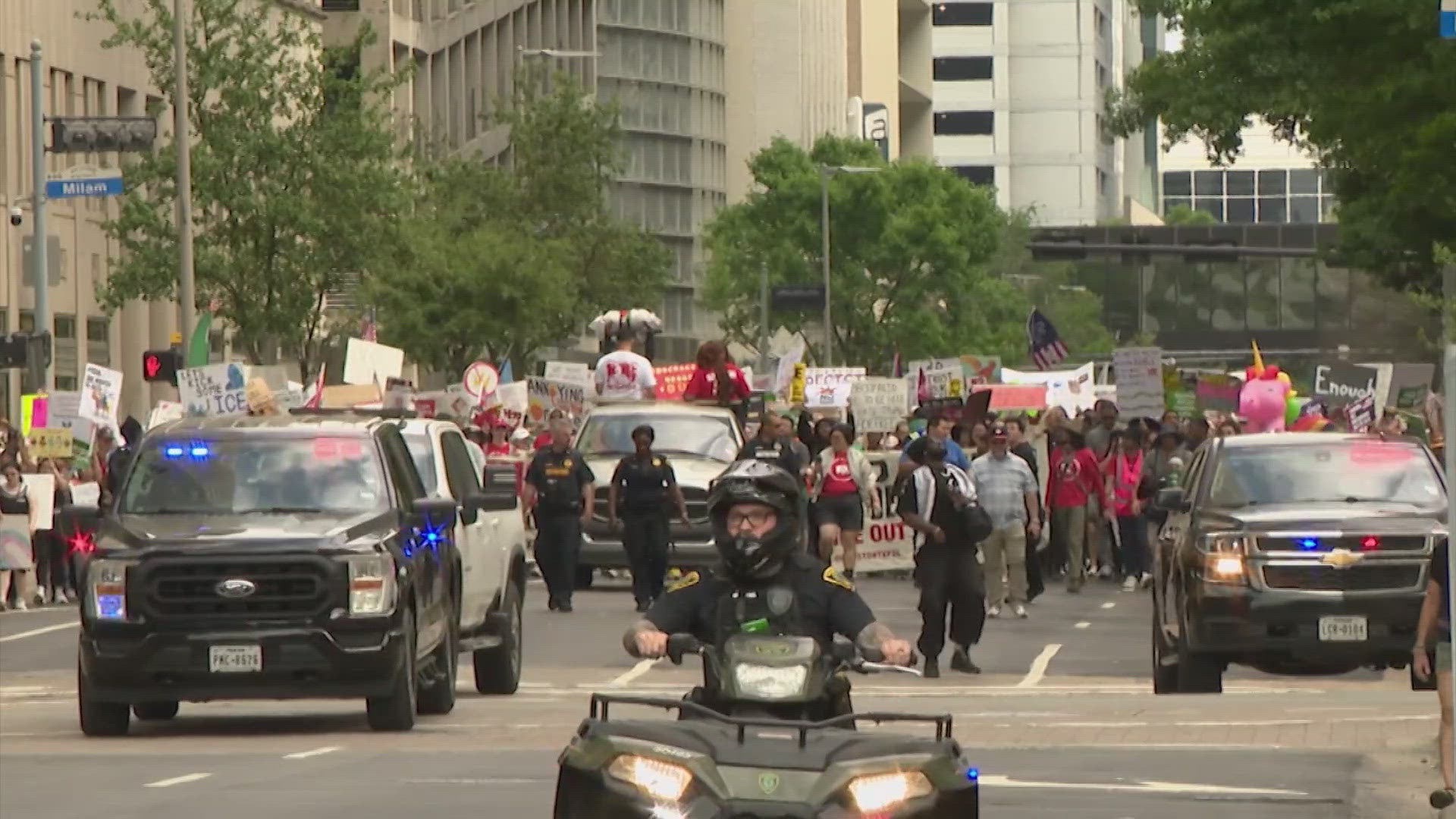 ‘No Kings’ protest draws crowds to downtown Houston as demonstrations ...