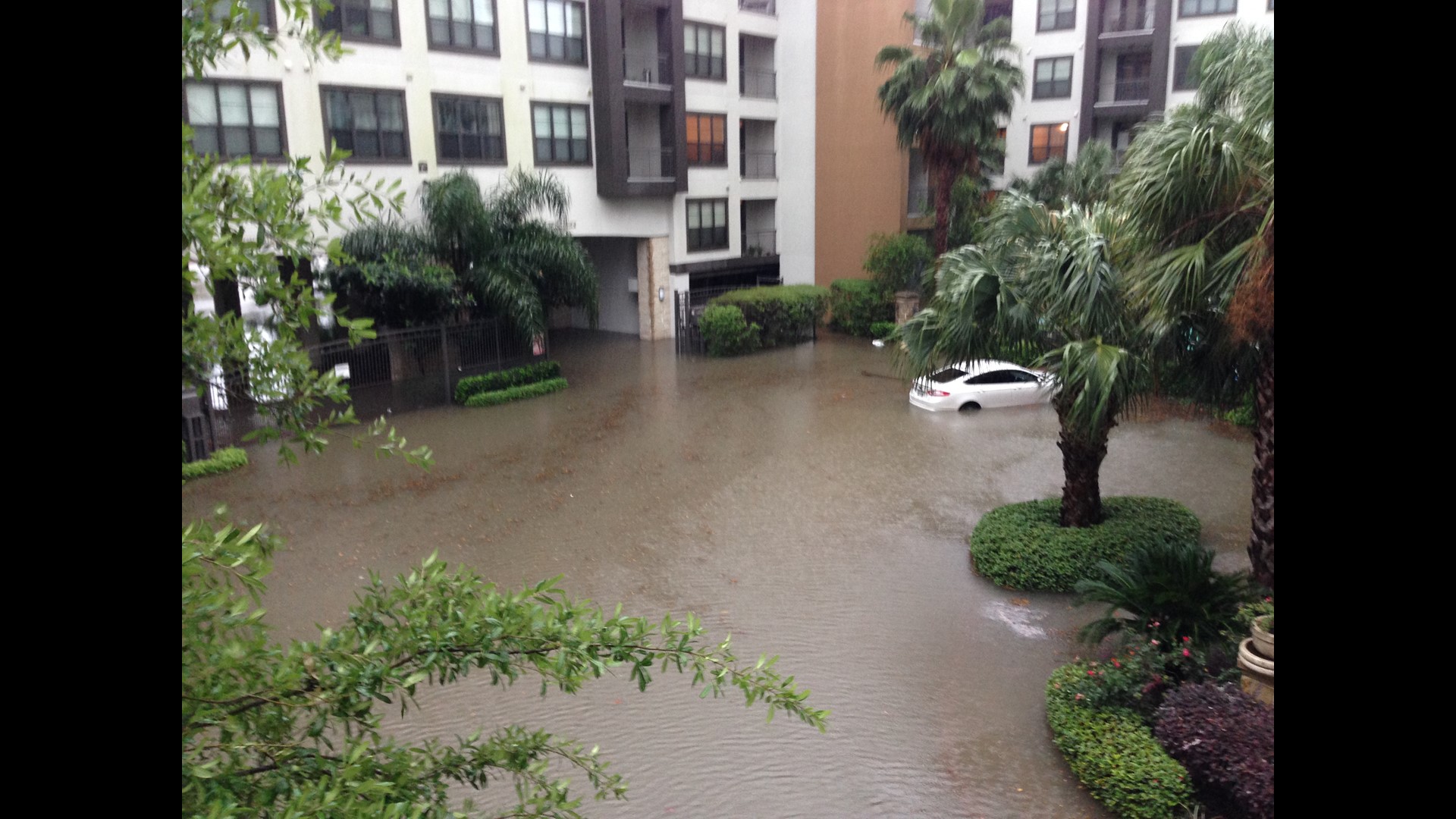 Relentless rain causes historic flash flooding across Houston | khou.com