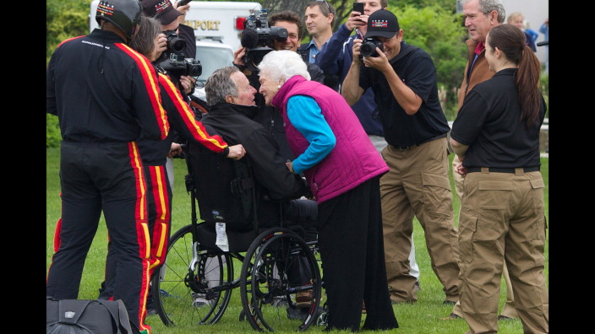 Photos: President Bush skydives for 80th, 90th birthdays | khou.com