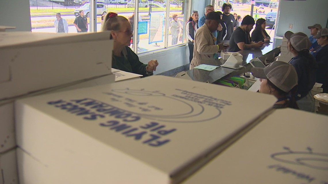 Long lines of pies in Houston | khou.com