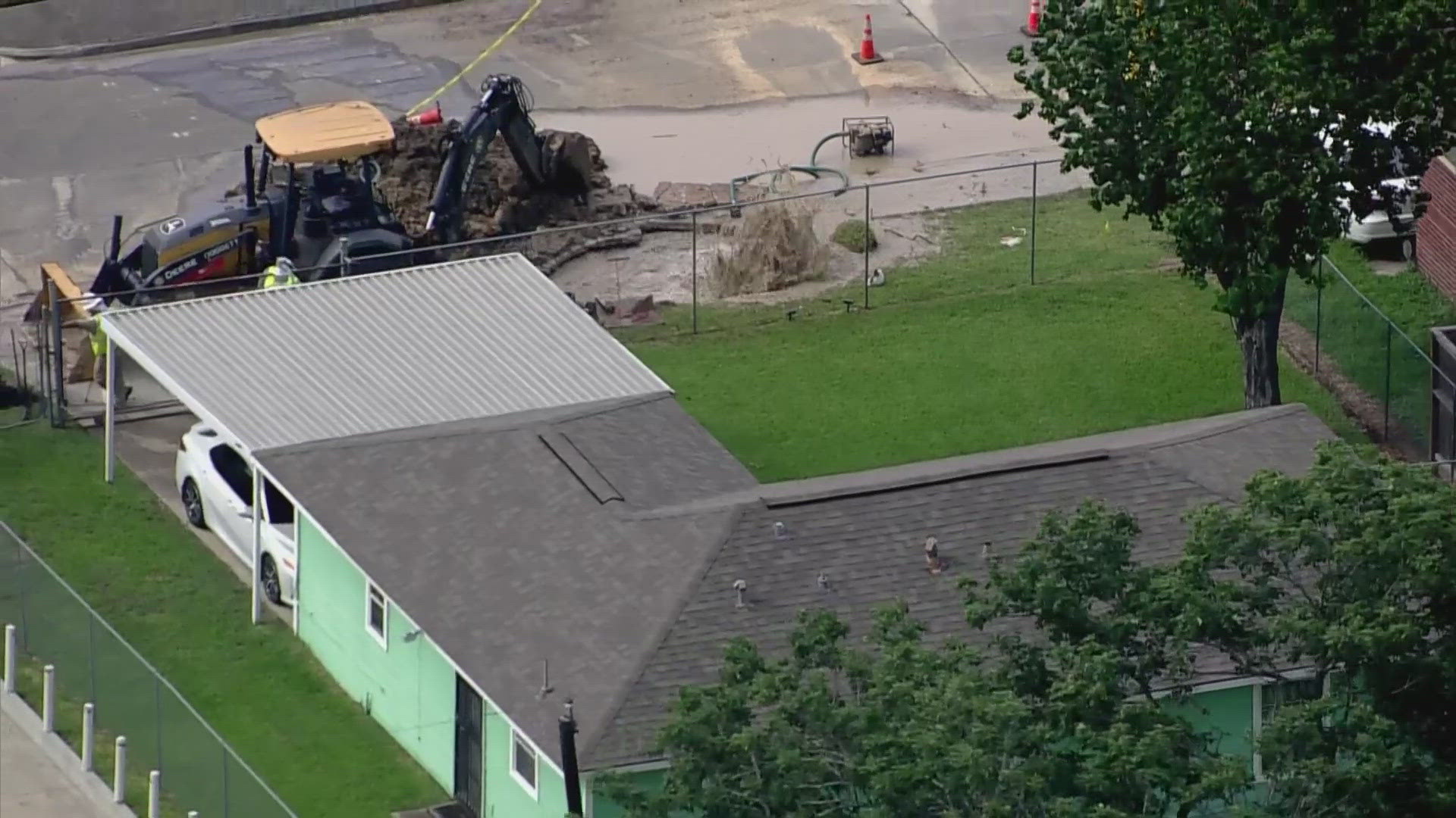Gas line struck by Houston Public Works crew near South Side | khou.com