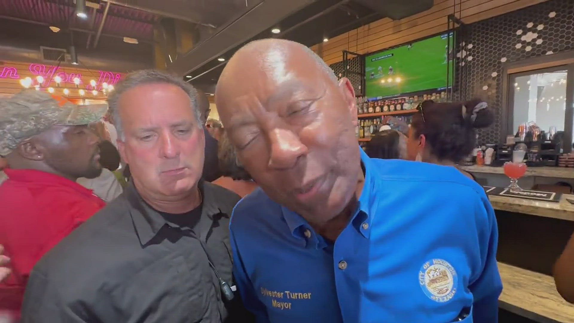 Houston mayor attends official grand opening of Shaq's Big Chicken ...