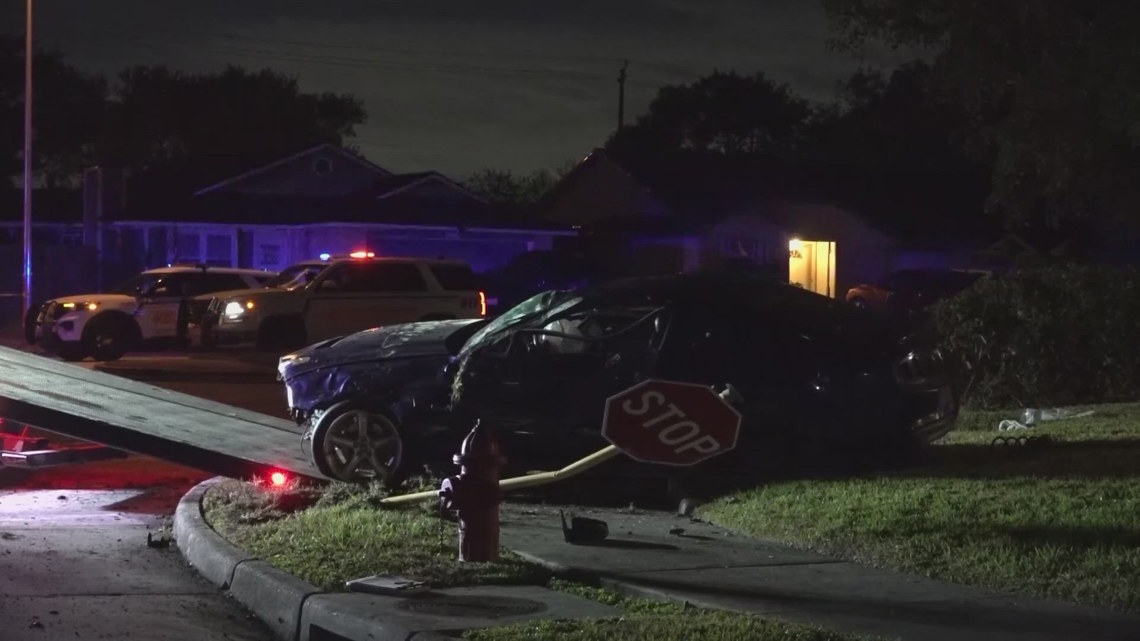 Teen dead after crashing into home's front yard while potentially ...