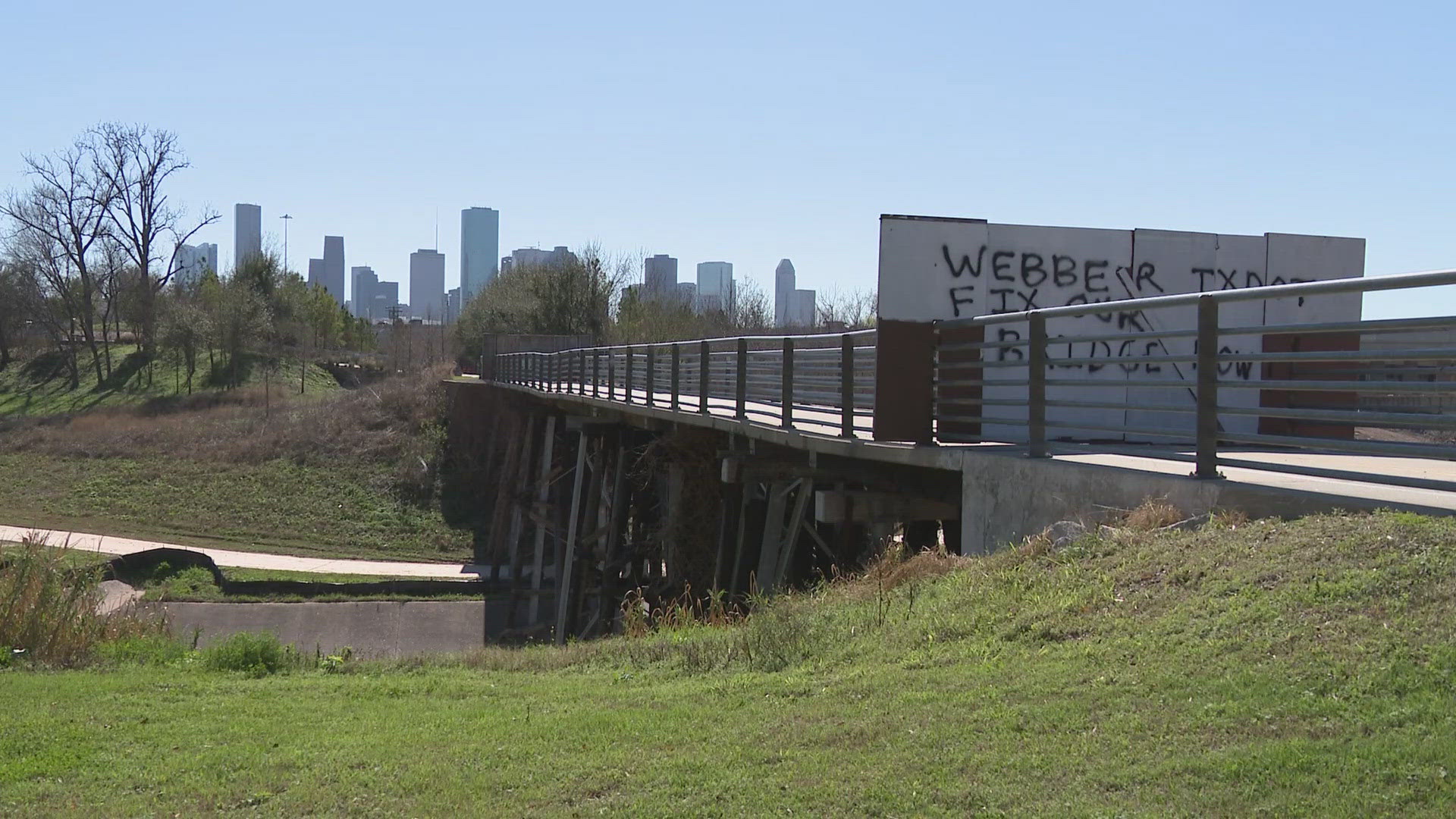 Popular Houston Heights pedestrian bridge repairs delayed again | khou.com