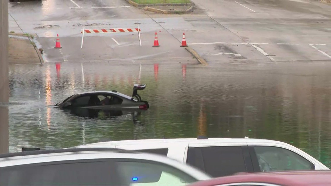 Flash flooding catches drivers off-guard during Houston storm | khou.com