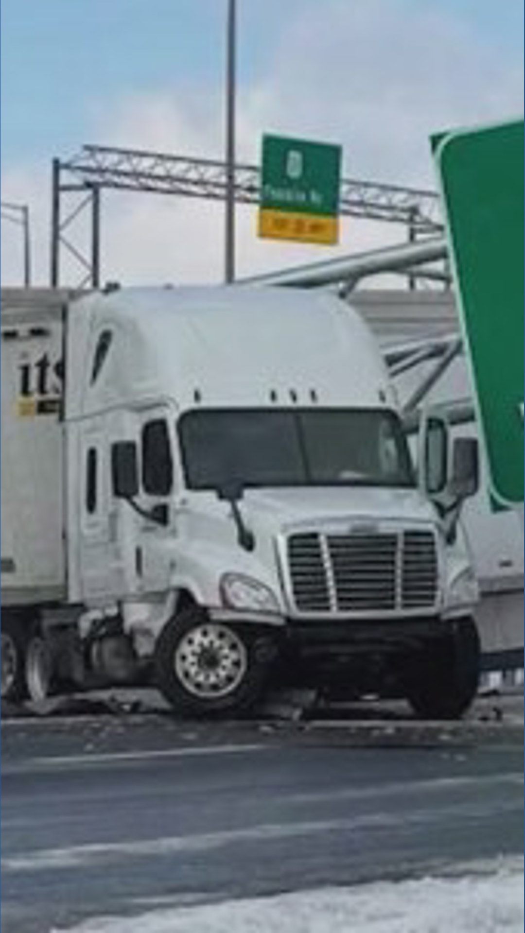 Jackknifed tractor-trailer brings down interstate sign | khou.com