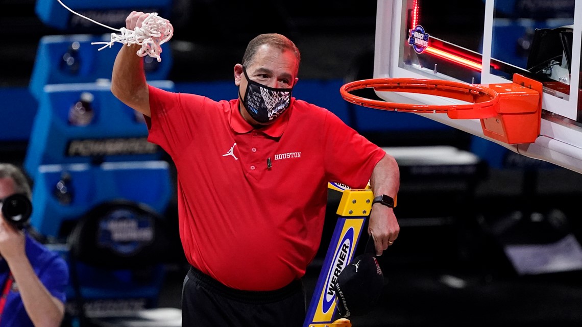 Houston Coach Kelvin Sampson named Coach of the Year | khou.com