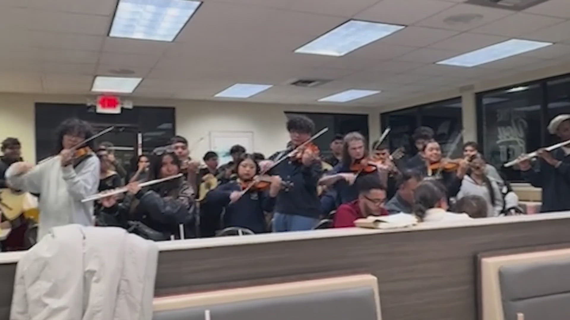 Houston-area school mariachi bands put on Whataburger concert | khou.com