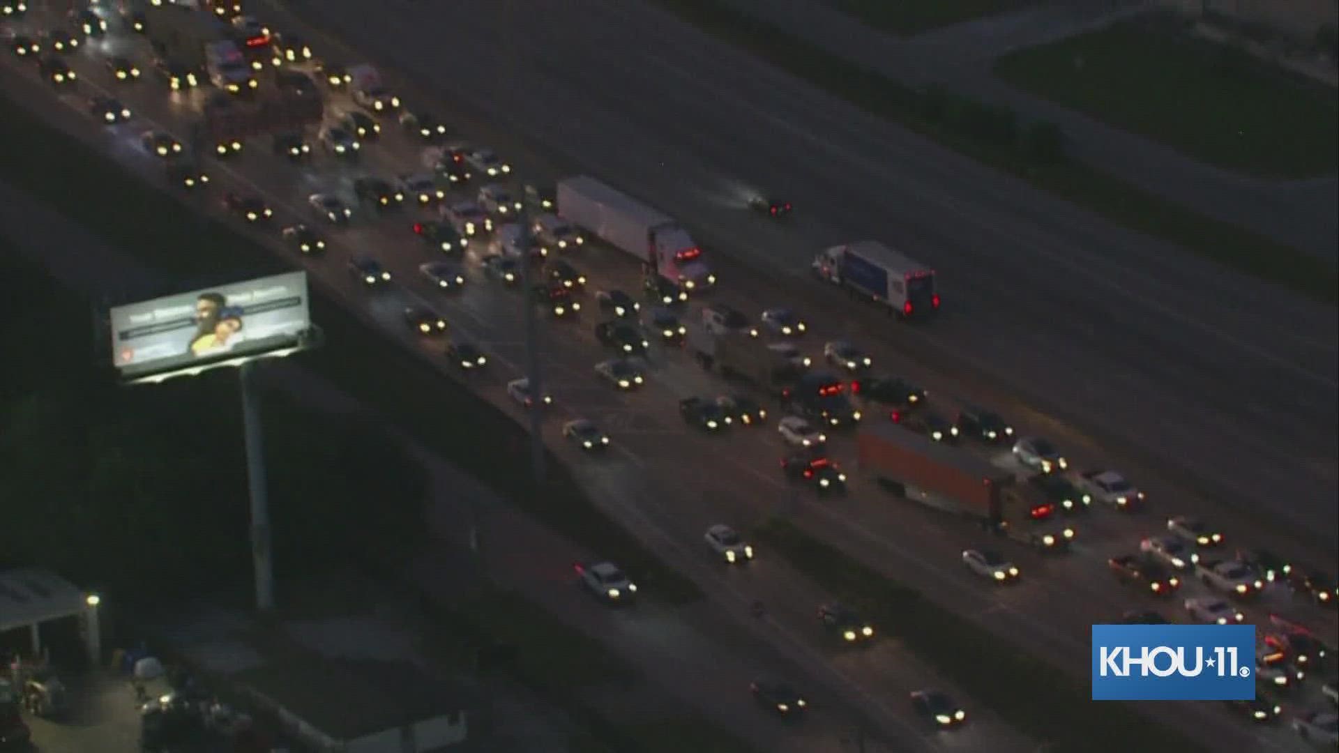 Raw video: Backup caused by big rig wedged under train trestle on I-10 ...