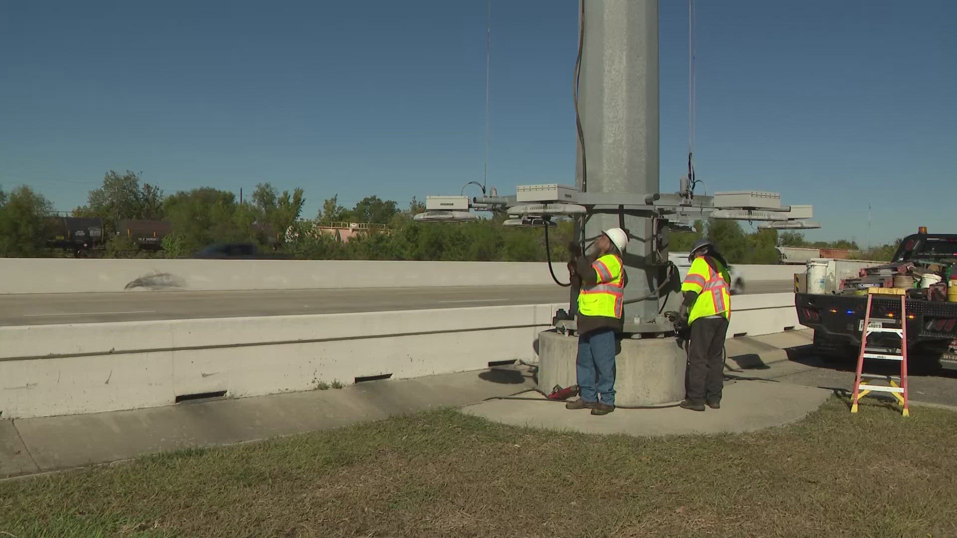 KHOU 11 Investigates: Why Harris County Toll Road lights get fixed ...