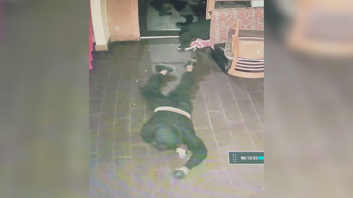 Burglars crawl on floor after breaking into Houston restaurant | khou.com