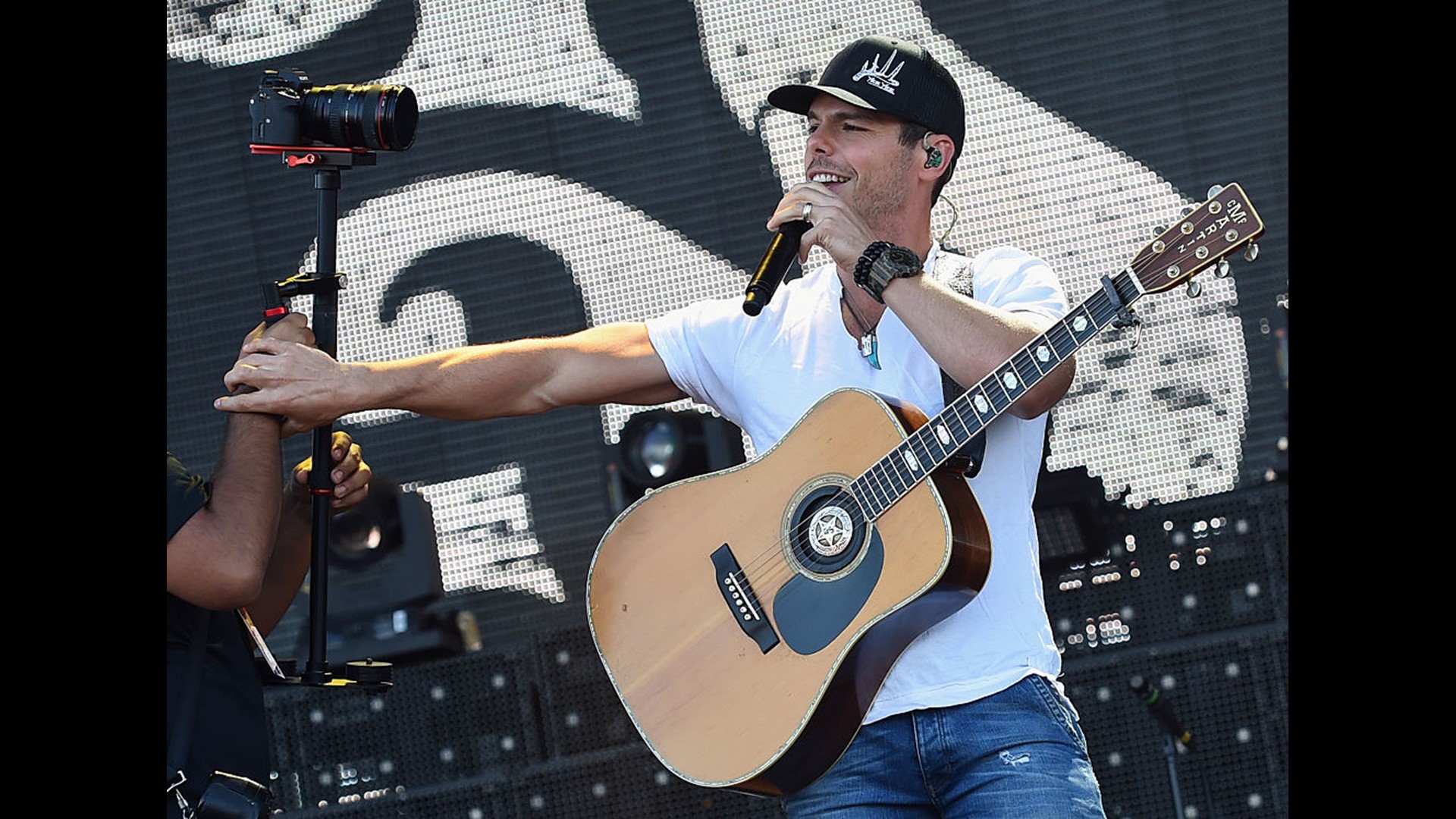 Country artist Granger Smith breaks ribs after stage fall | khou.com