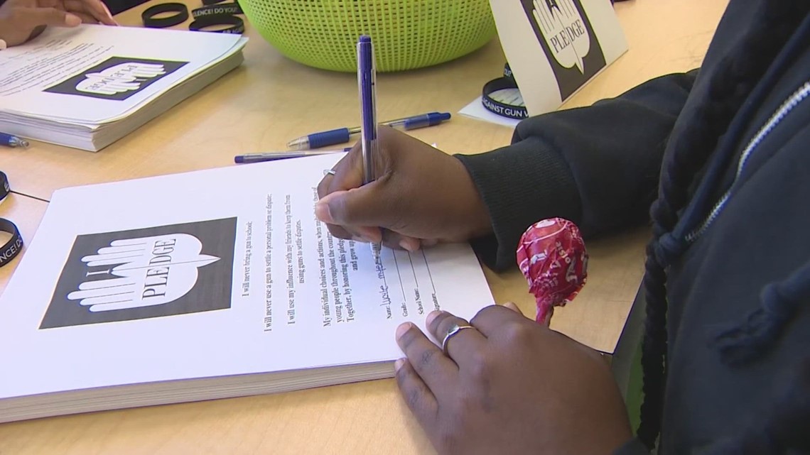 Houston students take pledge against gun violence | khou.com