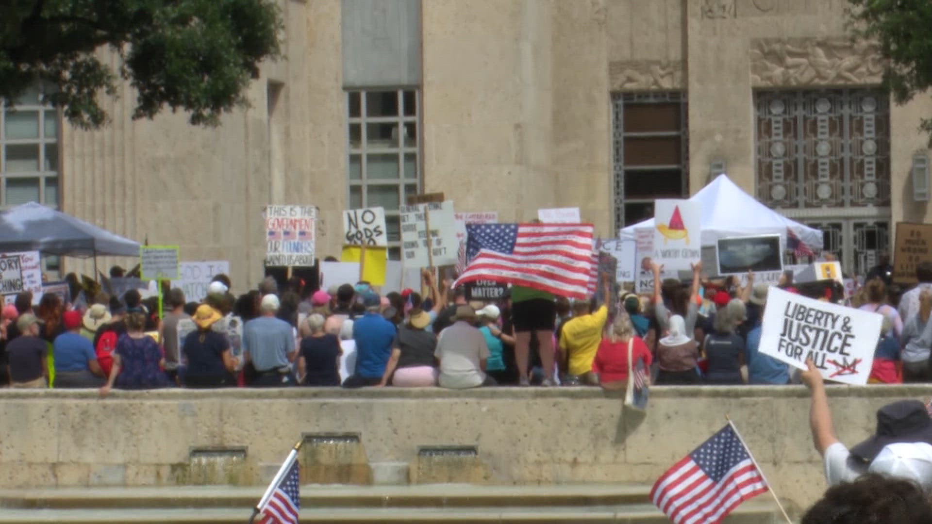 More than 1,000 gather in Houston 'No Kings' protest and march | khou.com