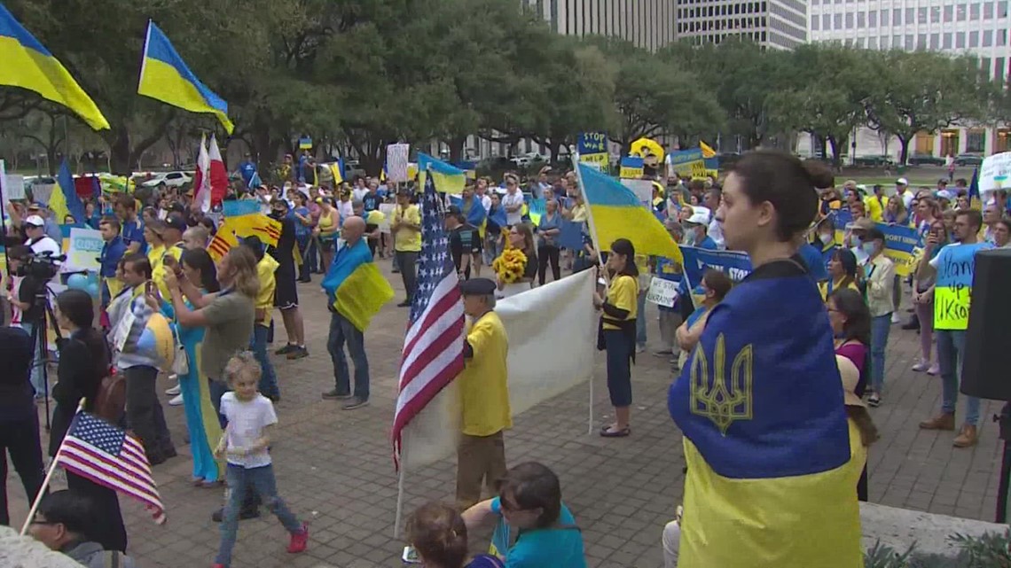Vigil held at Houston City Hall to show support for Ukraine | khou.com
