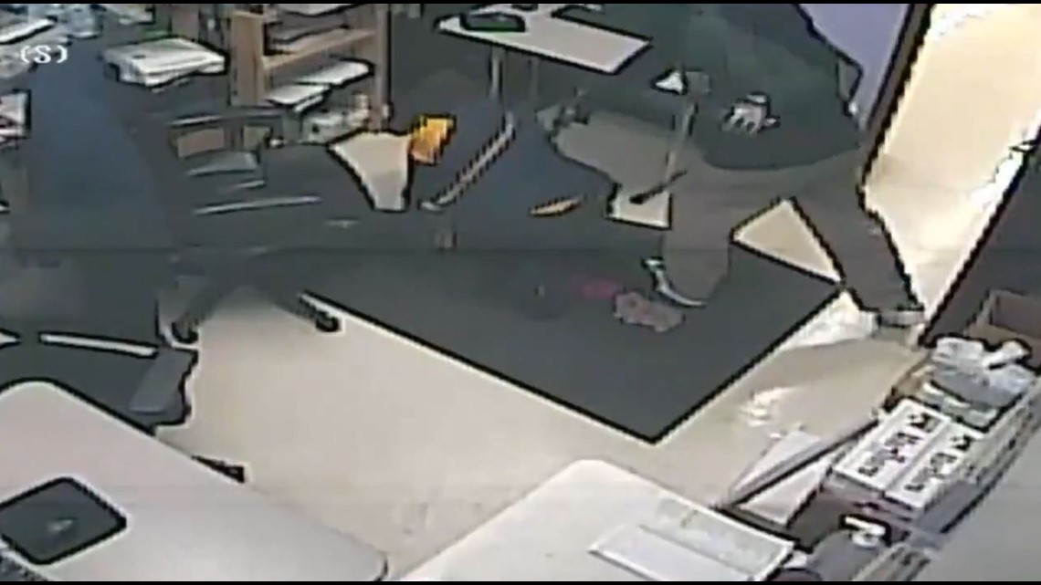 Video: Robber holds woman at gunpoint, kicks her while stealing from ...