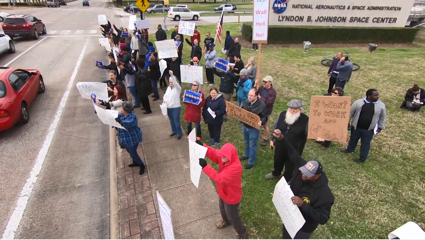 NASA, TSA employees protest government shutdown | khou.com