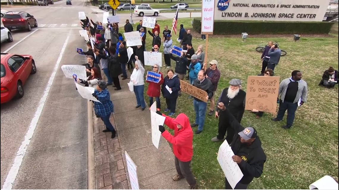 NASA, TSA employees protest government shutdown | khou.com