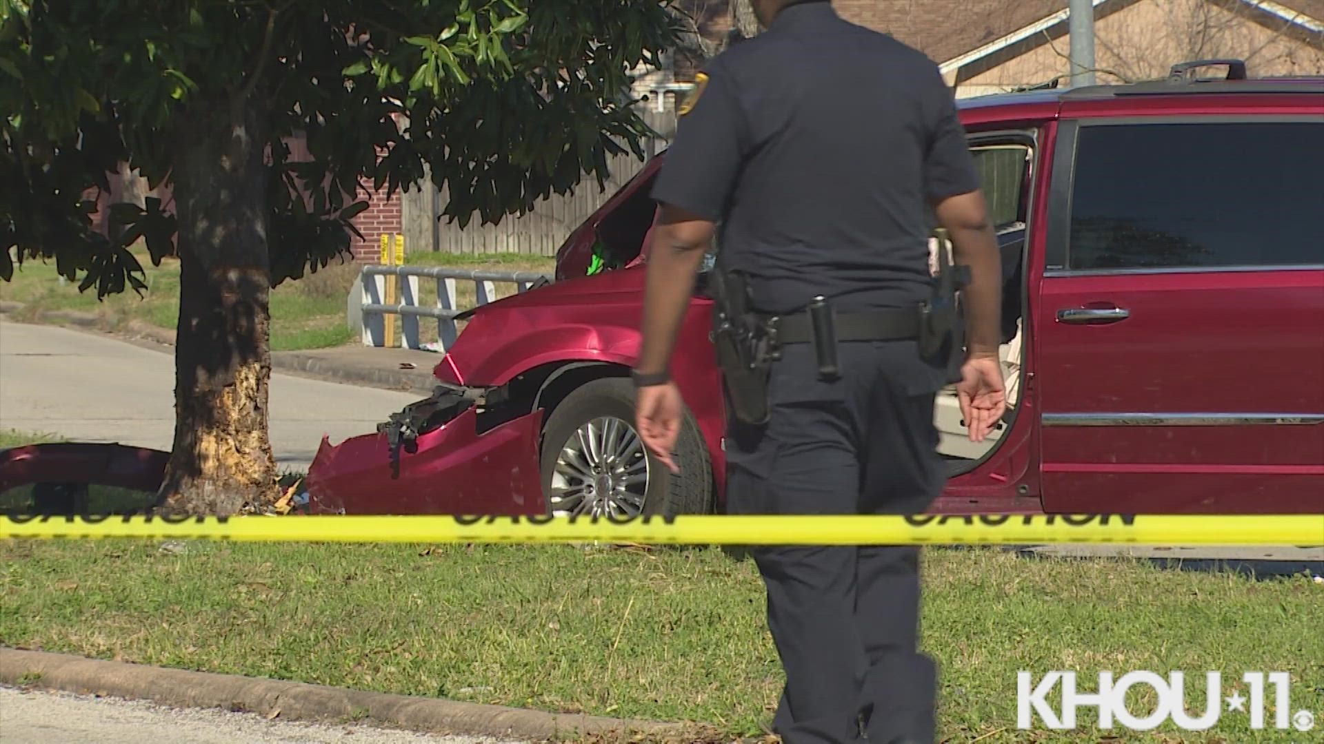 Raw video: Police say Minivan crashed into tree after driver shot to ...