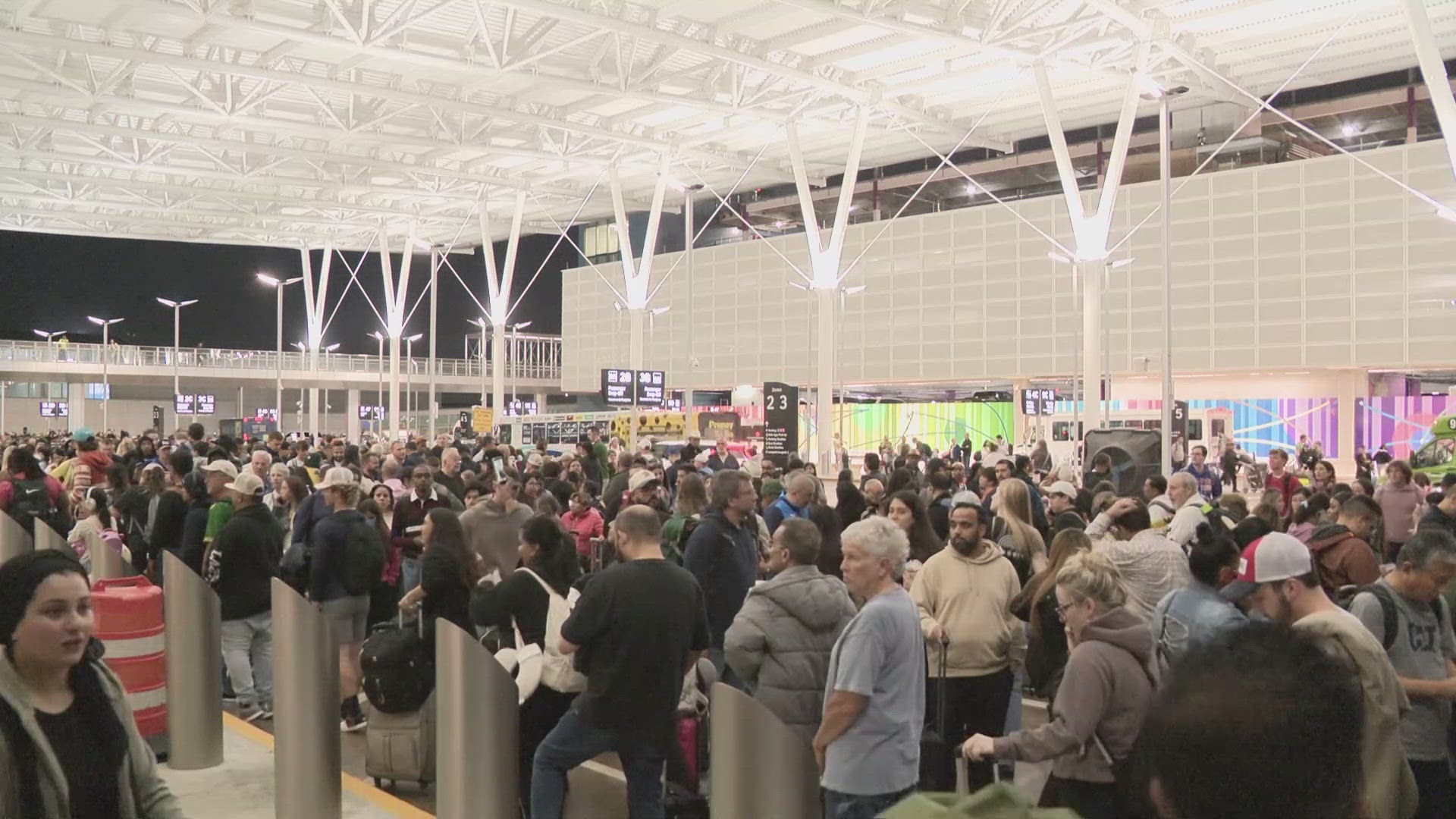 Long security lines expected at Houston airports amid ongoing shutdown ...