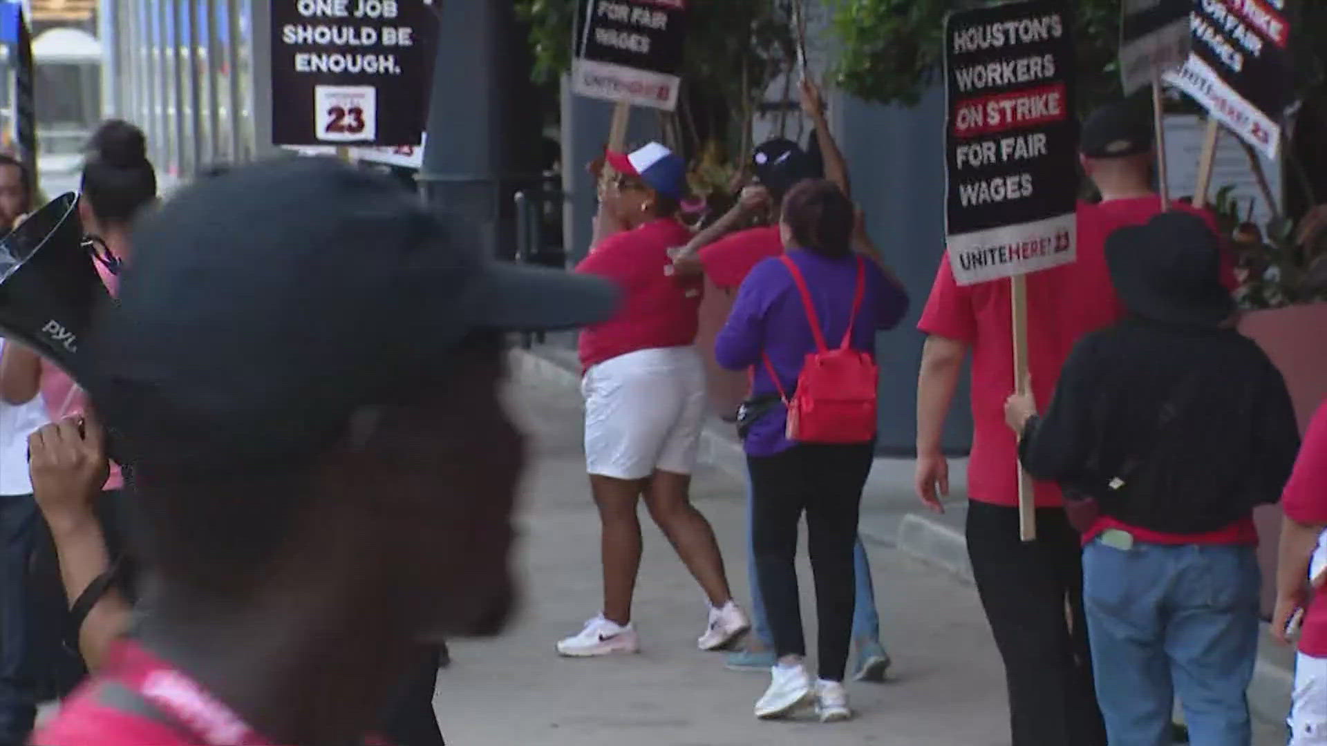 Hilton-Americas Houston Workers Win New Contract, End Strike | khou.com