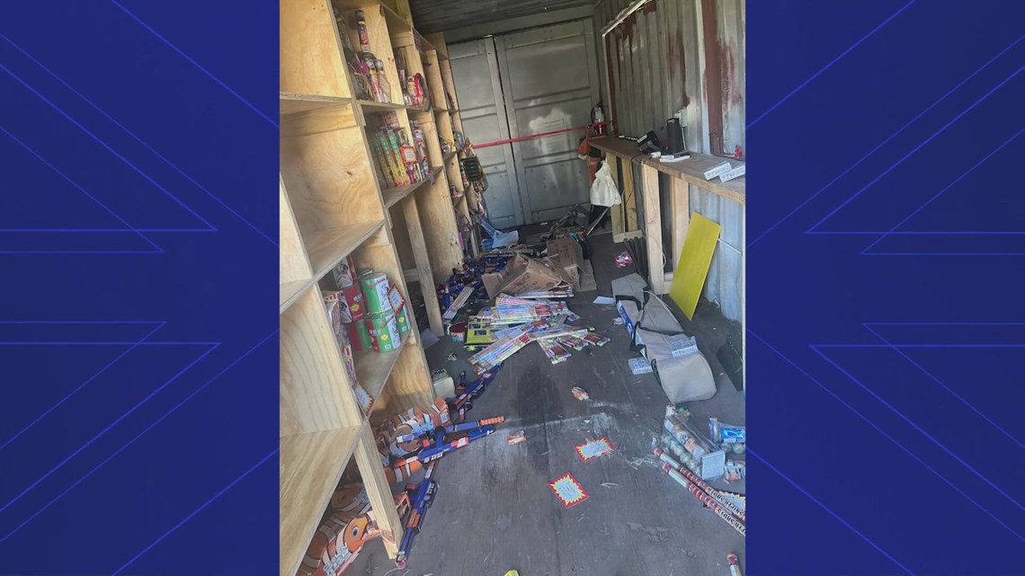 Thieves hit Harris County fireworks stand before New Year's Eve | khou.com