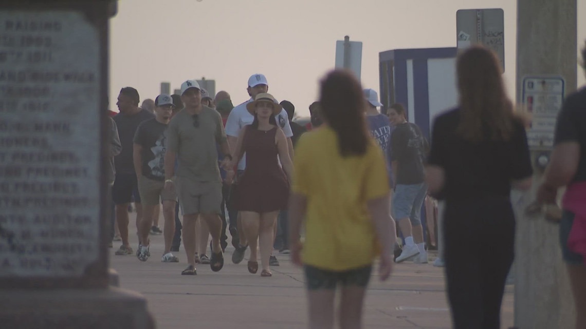 Galveston spring break crowds prompt beach closures, police response ...