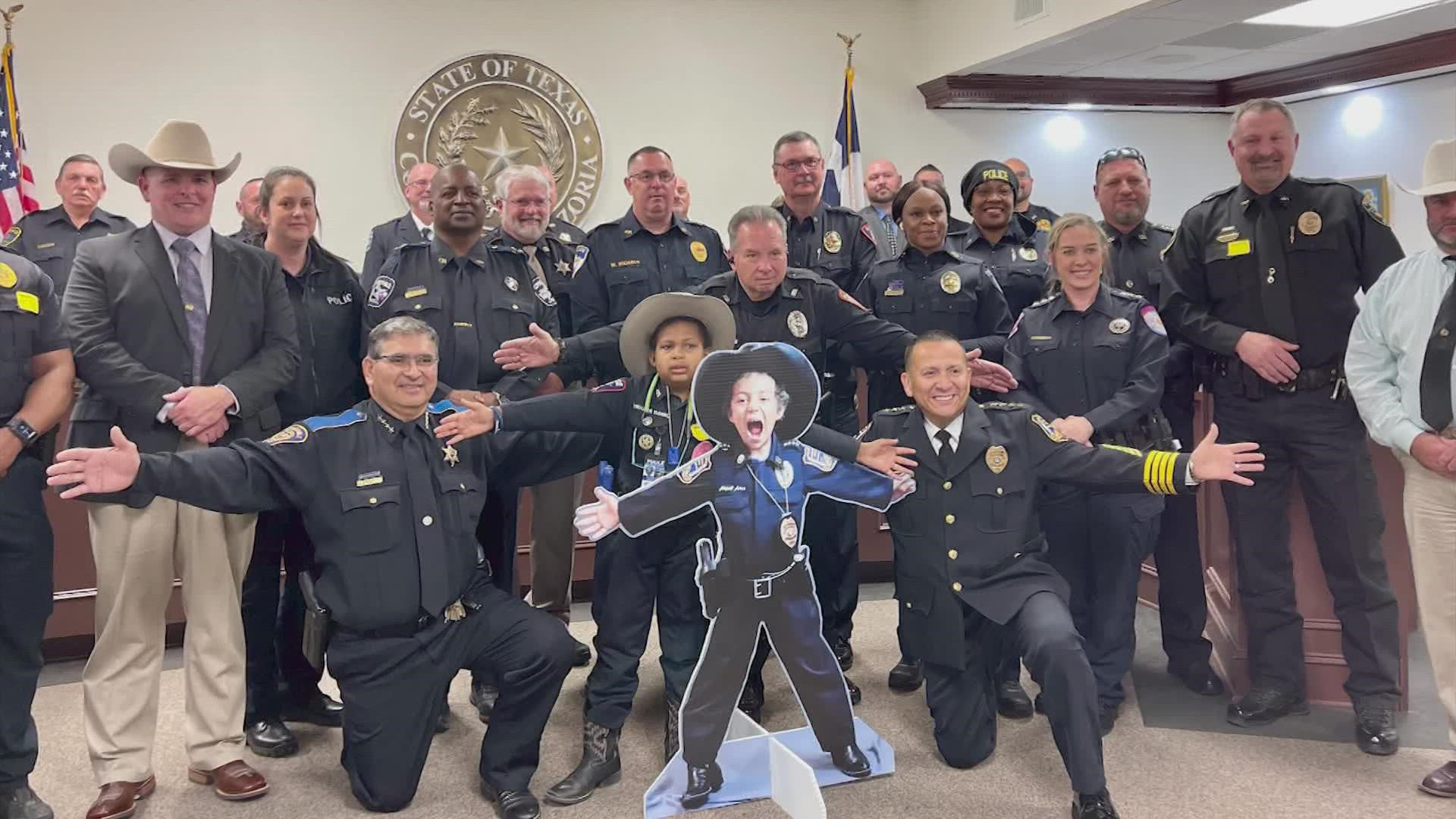 Pearland boy battling cancer sworn in to 45 law enforcement agenies ...