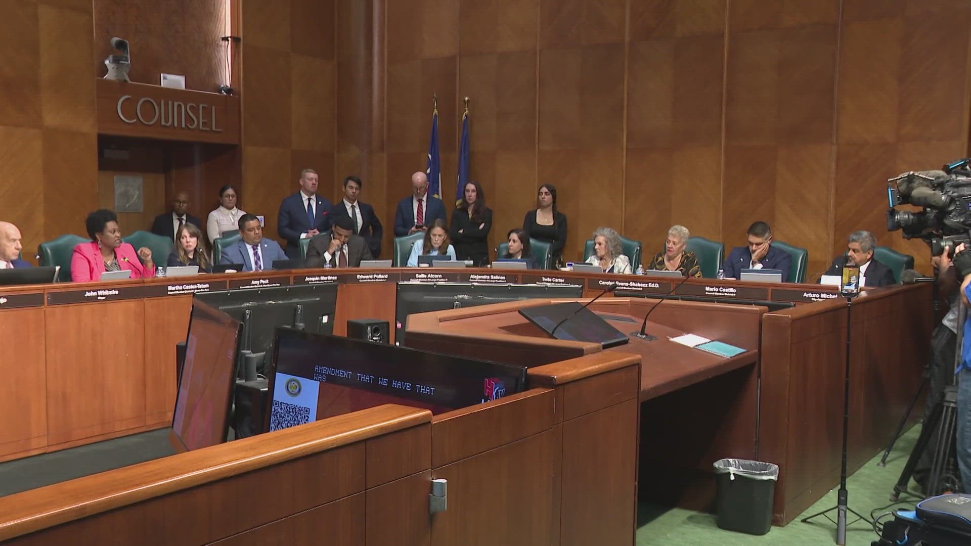 Abbott signals return of $114M in Houston police funding amid ICE ...