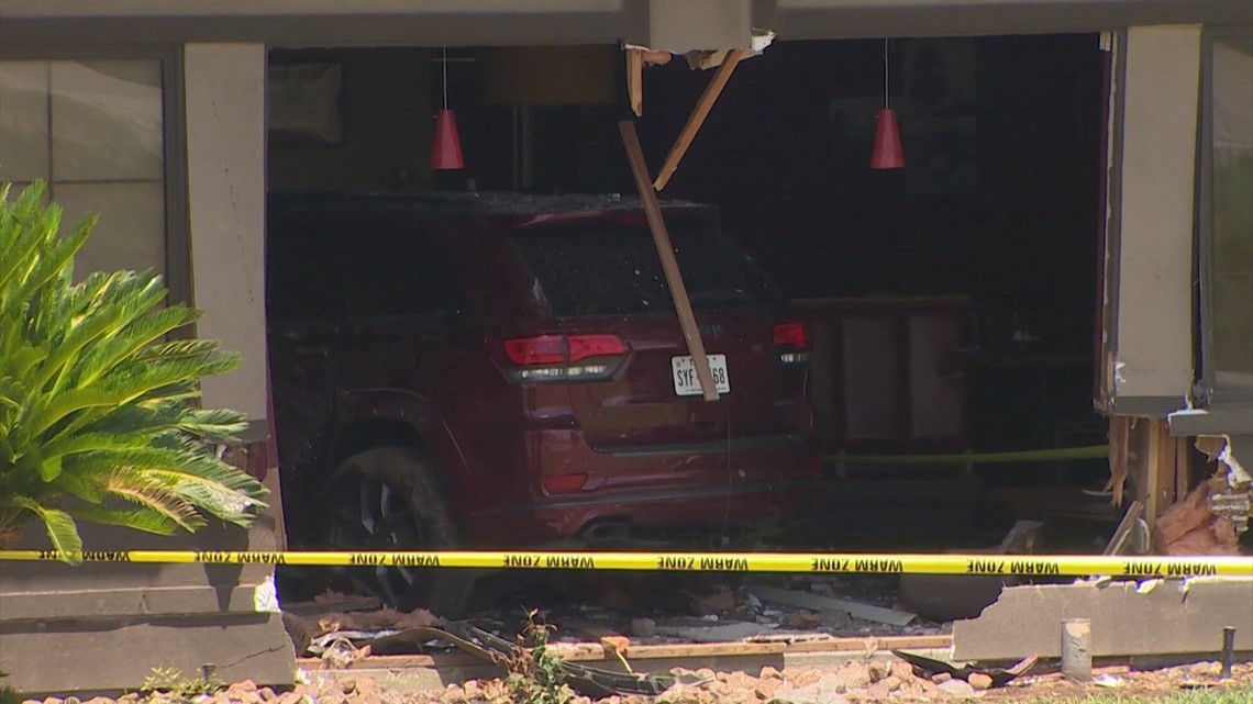 23 people injured when car crashes into Denny's in Rosenberg | khou.com