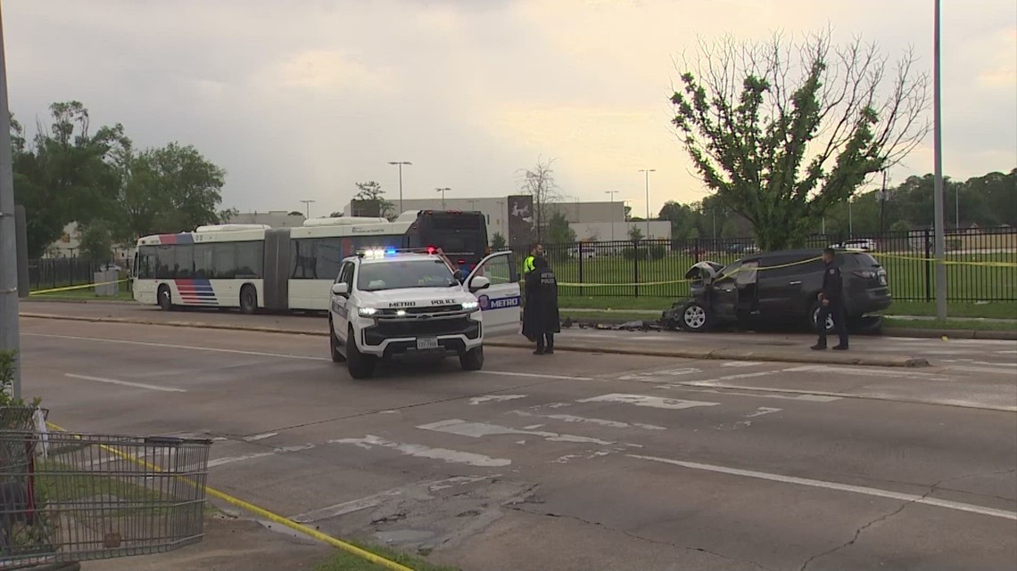 Woman Dead Girl In Critical Condition After Crashing Into Metro Bus In