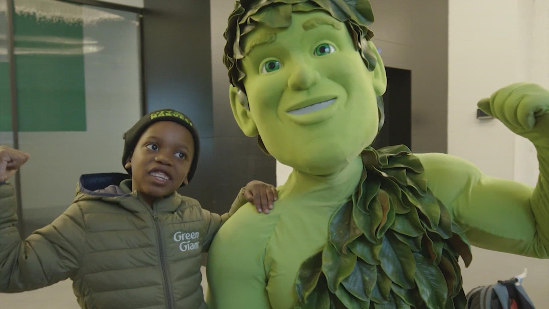 It's corn! Viral 'Corn Kid' hands out 90K cans of corn, veggies in NYC ...