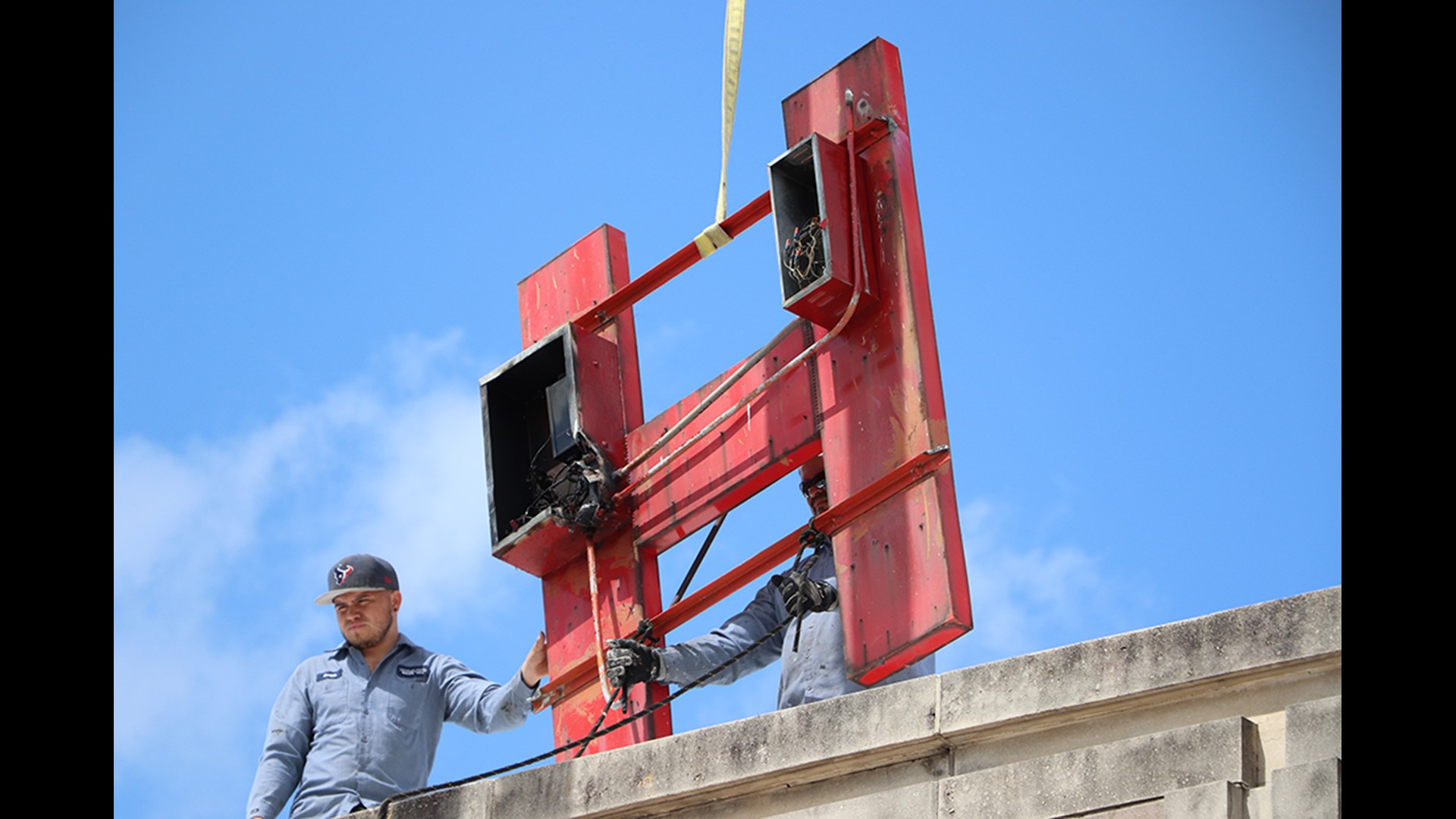PHOTOS: Iconic KHOU letters removed from Allen Parkway tower | khou.com